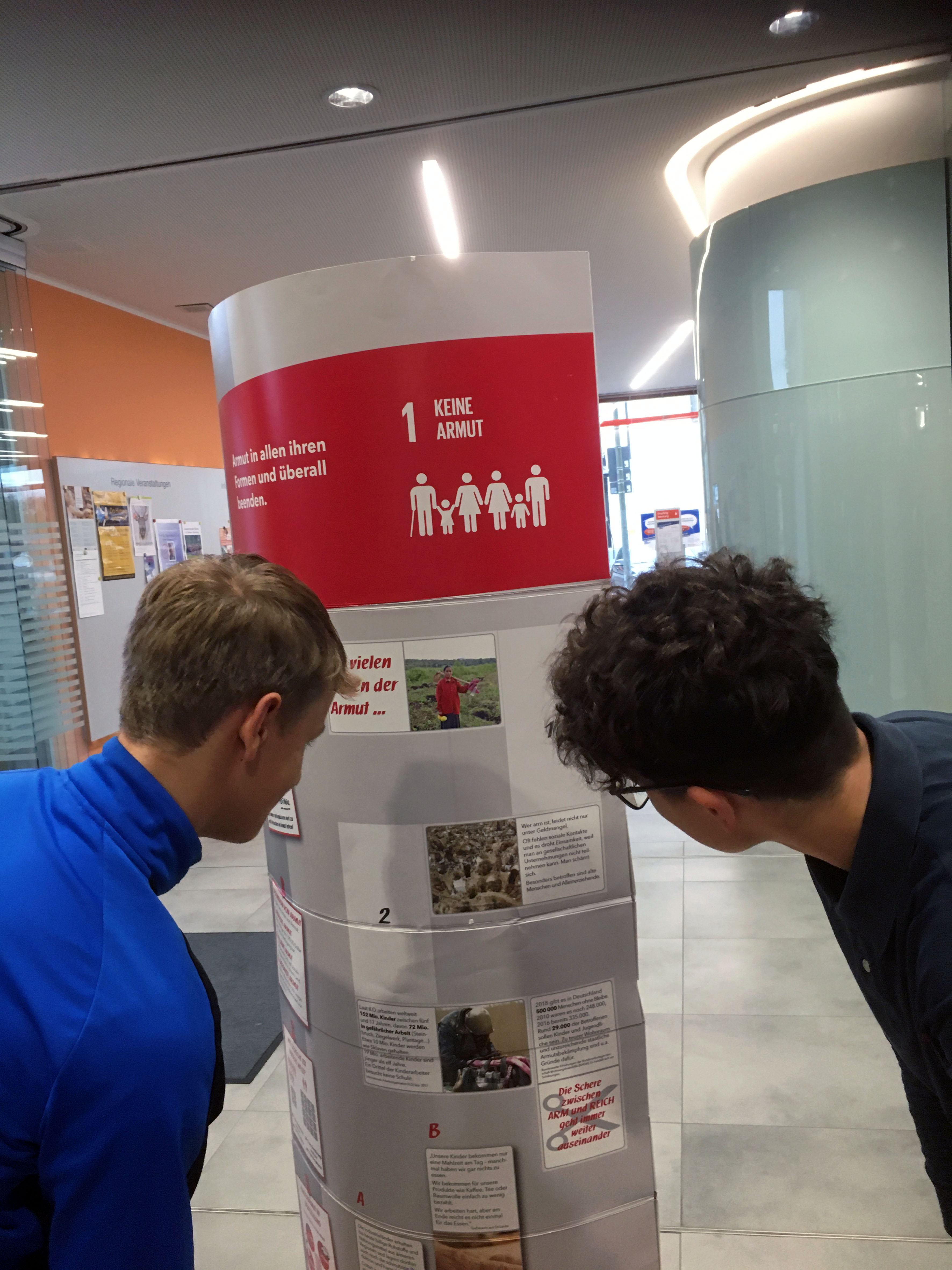 „SDGs – 17 Ziele für eine bessere Welt“ – Besuch der Ausstellung mit ...